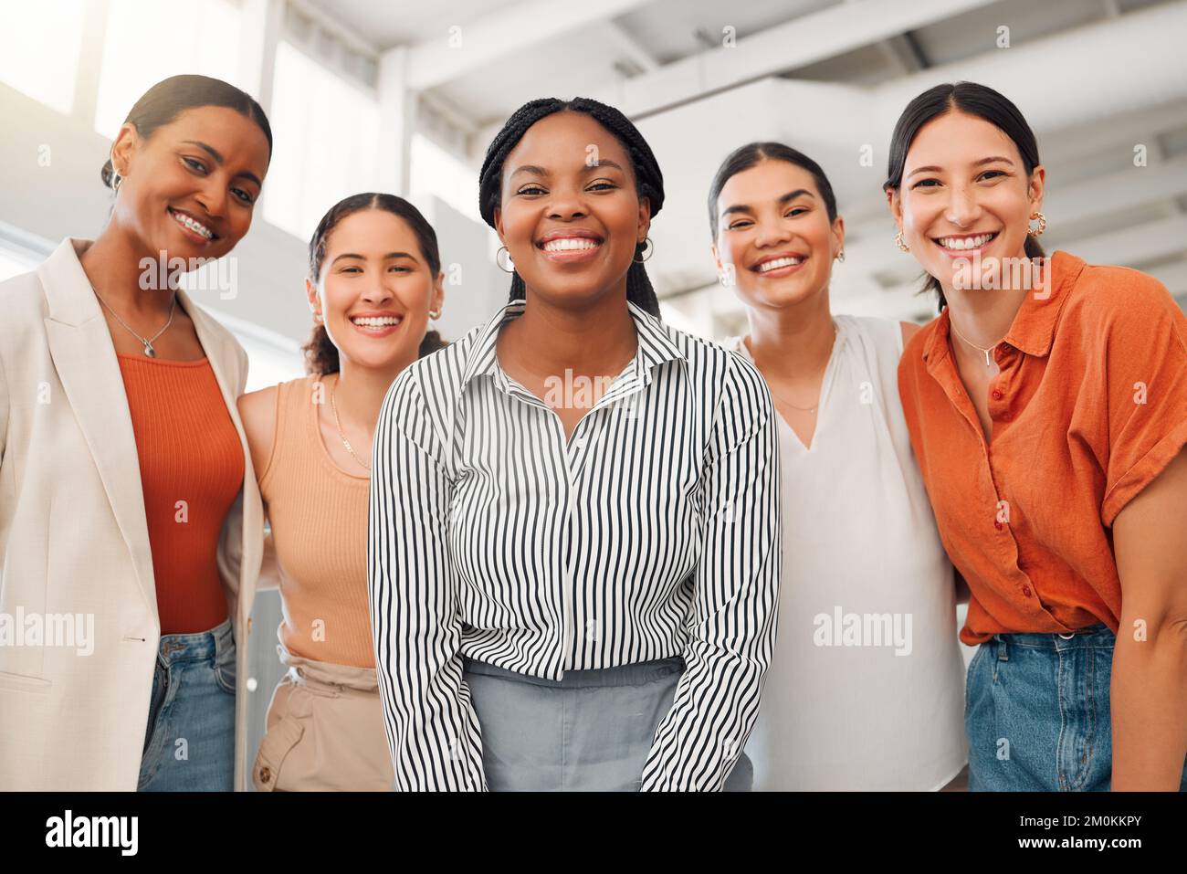 Portrait Dun Groupe Diversifié De Cinq Femmes Daffaires Heureuses