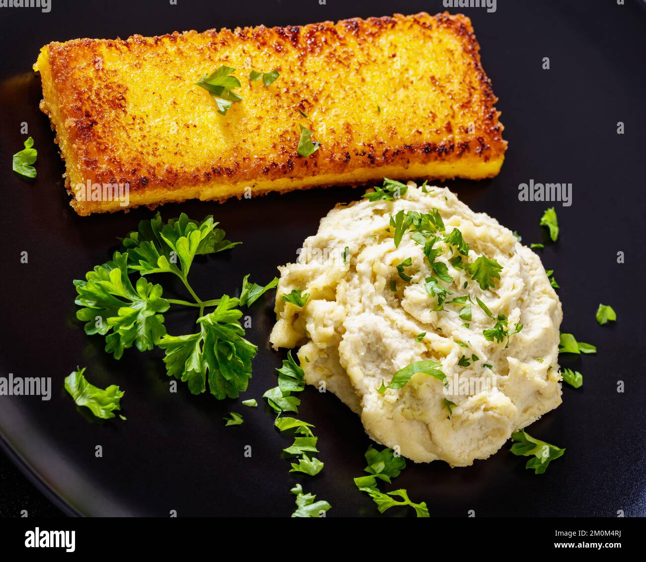 Gros plan de Baccala mantecato, pâté de morue au sel crémeux avec ...