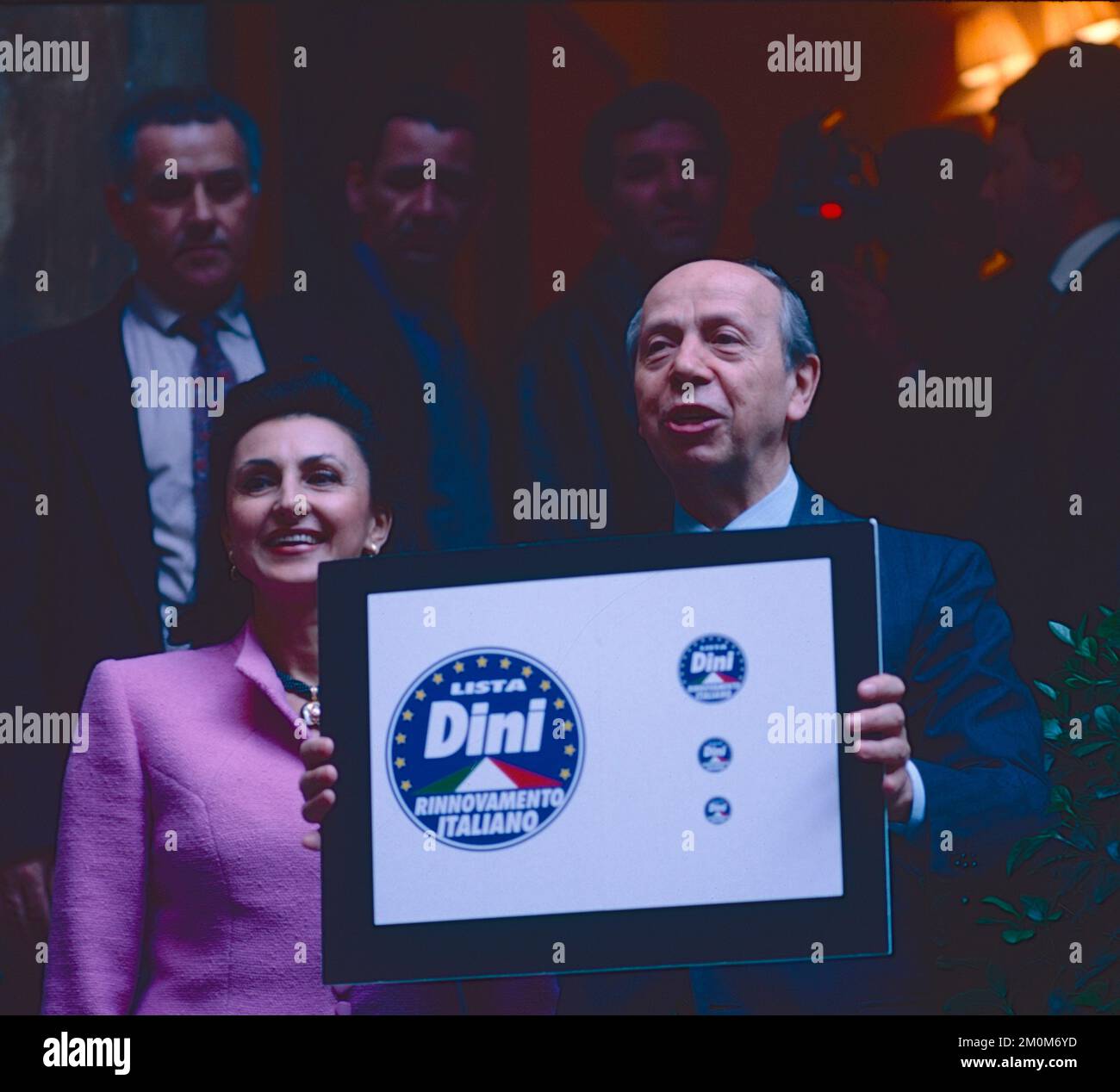 Le politicien italien Lamberto Dini et sa femme Donatella présentent le ...