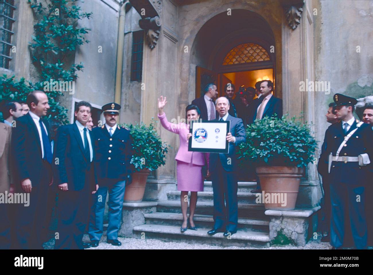 Le politicien italien Lamberto Dini et sa femme Donatella présentent le ...