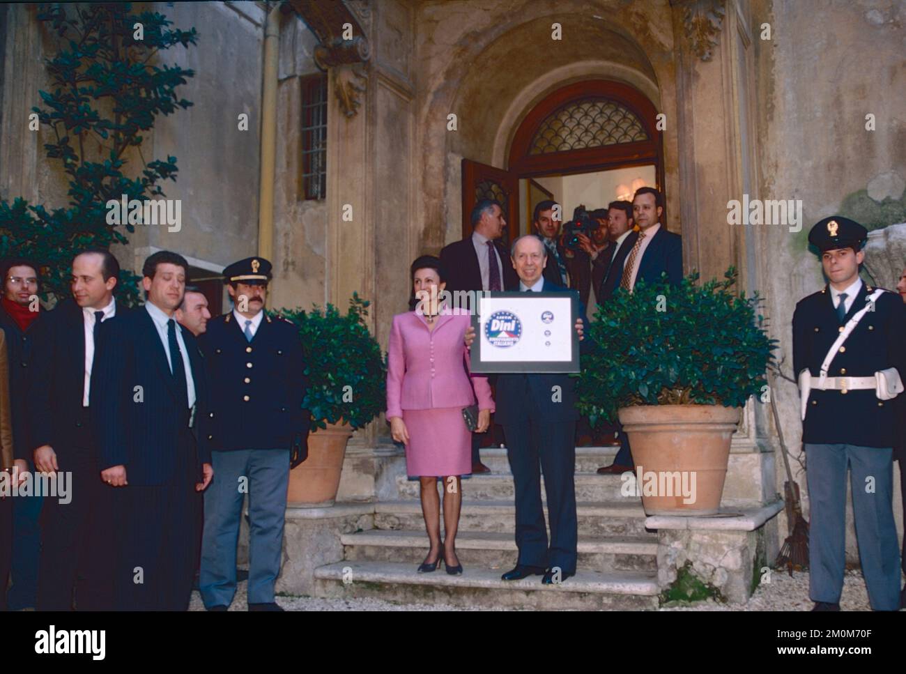 Le politicien italien Lamberto Dini et sa femme Donatella présentent le ...