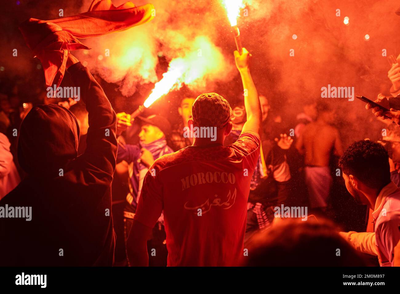 Un homme portant une chemise portant la mention « Morocco » arbore une ...