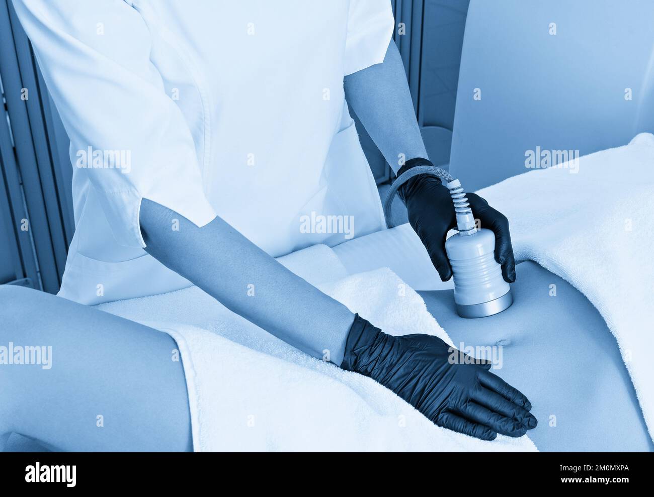 Traitement de contourage du corps par ultrasons-cavitation. Femme qui ...