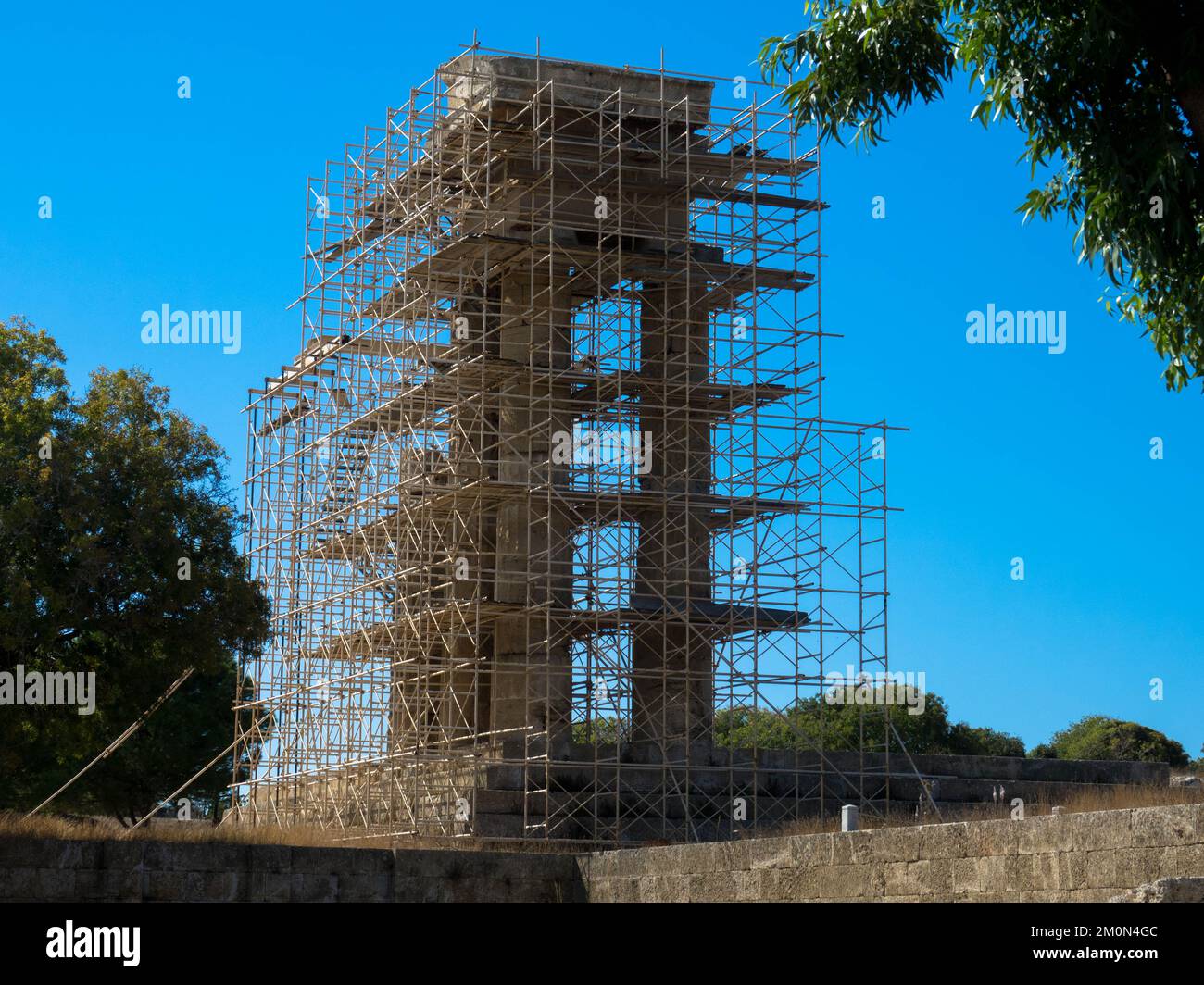 Monte Smith Acropole de Rhodes. Une partie du temple périptère à trois ...