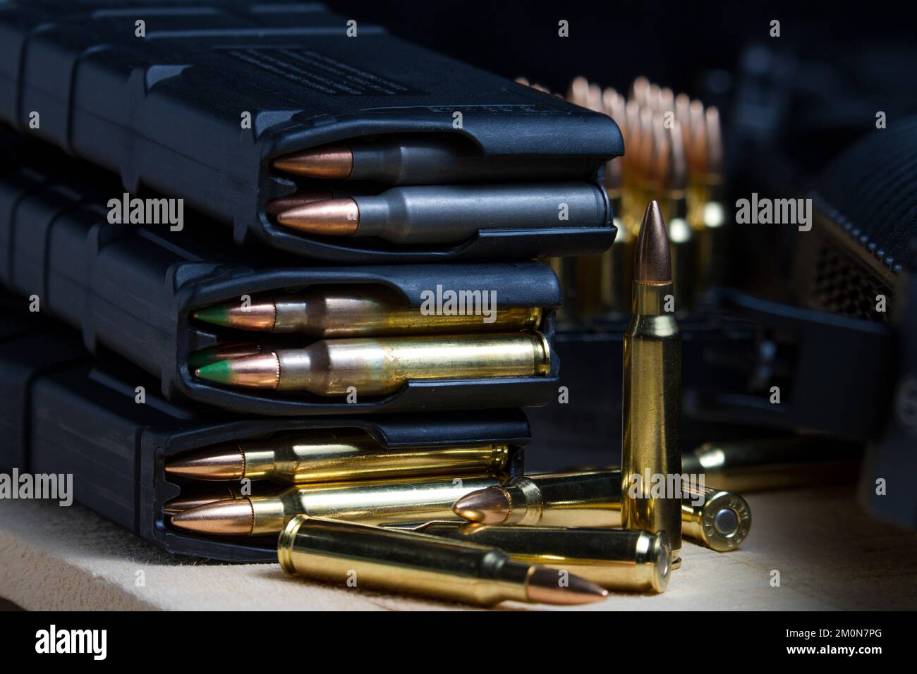 Diverses munitions de fusil 223 balles dans un mag chargé disposé ...