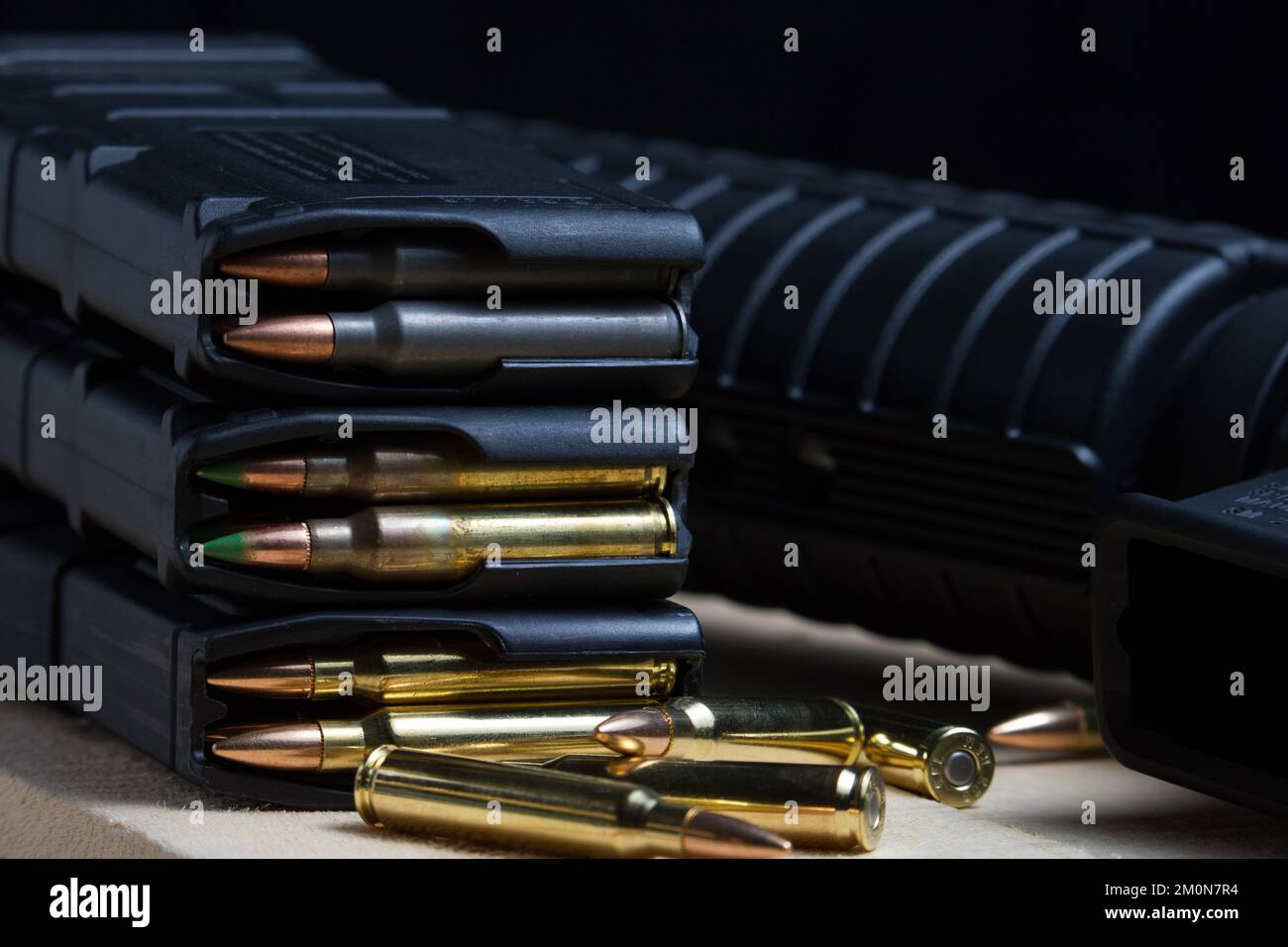 Diverses munitions de fusil 223 balles dans un mag chargé disposé ...