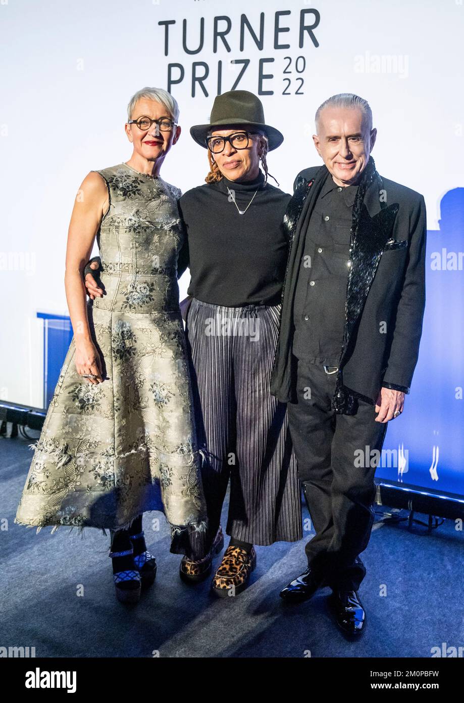 Prix Turner Sculptor Veronica Ryan (au centre) avec le directeur du ...