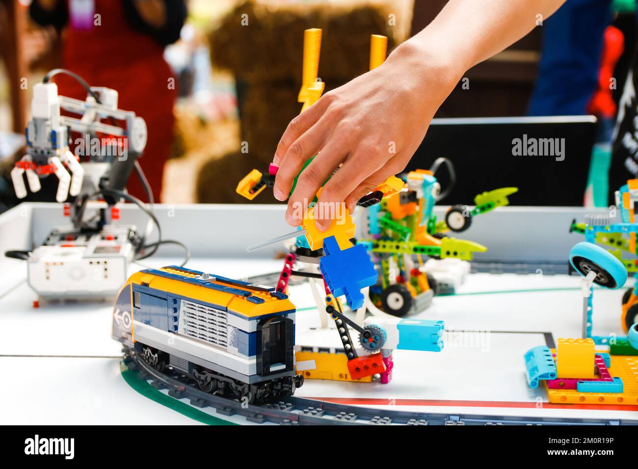 Permet de déconcentrer les mains des enfants en tenant des robots prêts ...
