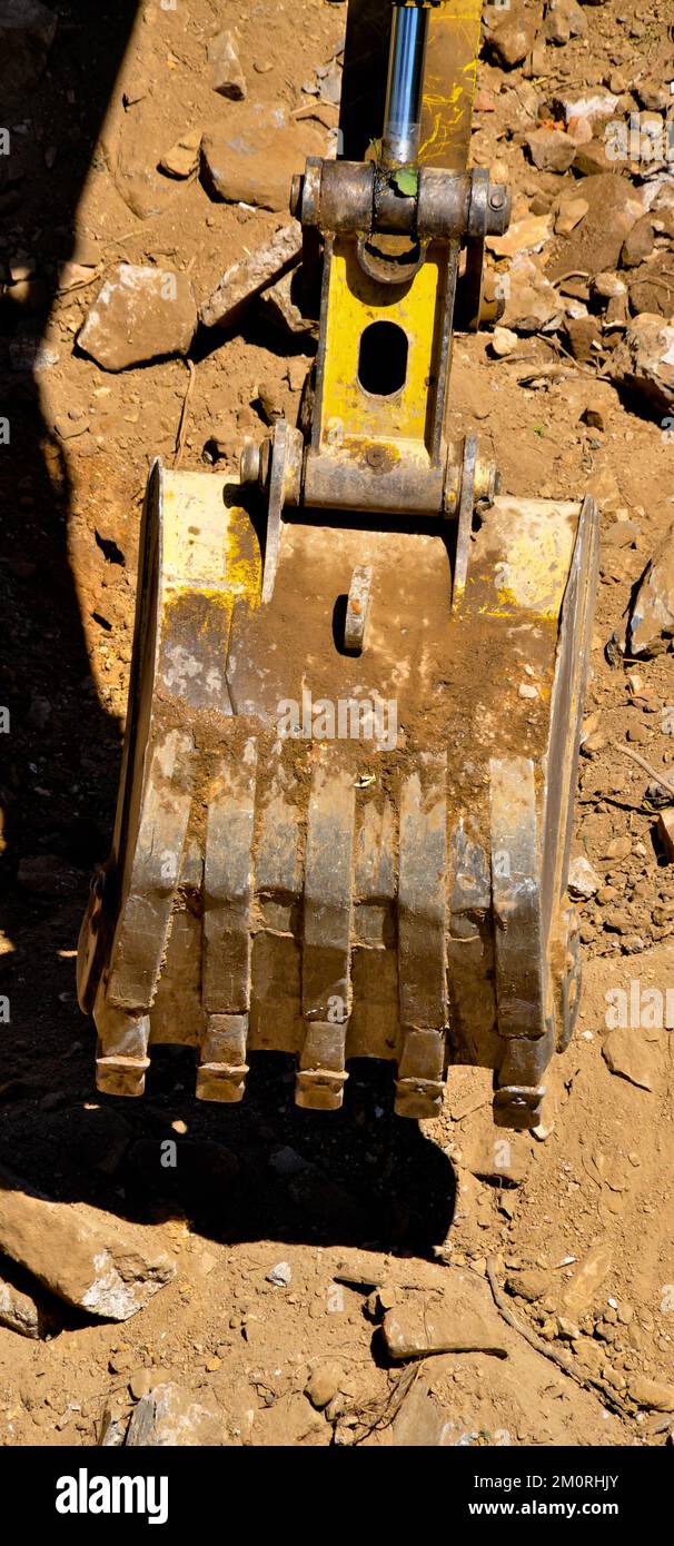 La pelle hydraulique continue de travailler sur le chantier de ...