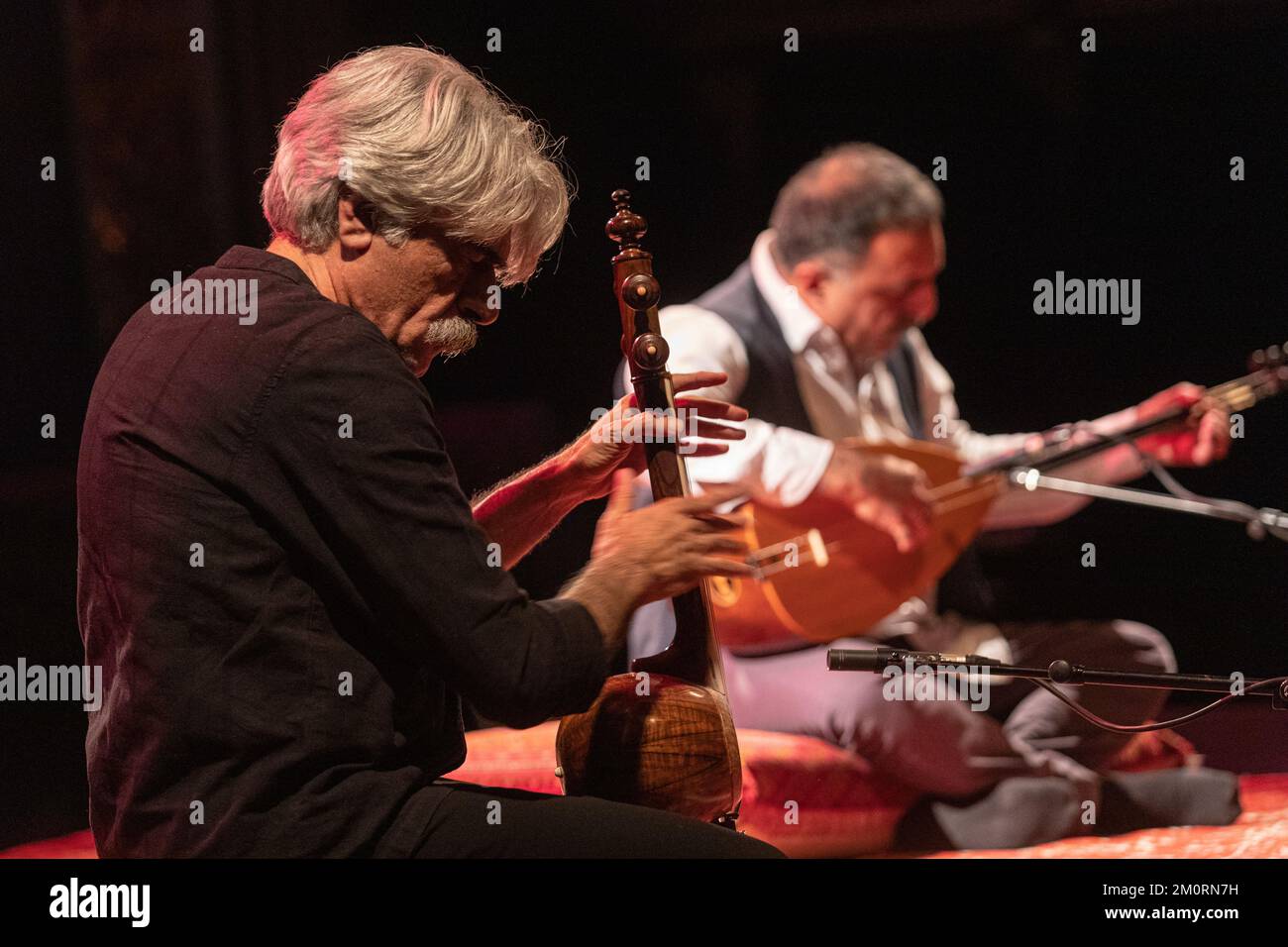 Kayhan Kalhor, joueur de kamancheh iranien-kurde, et Erdal Erzincan ...