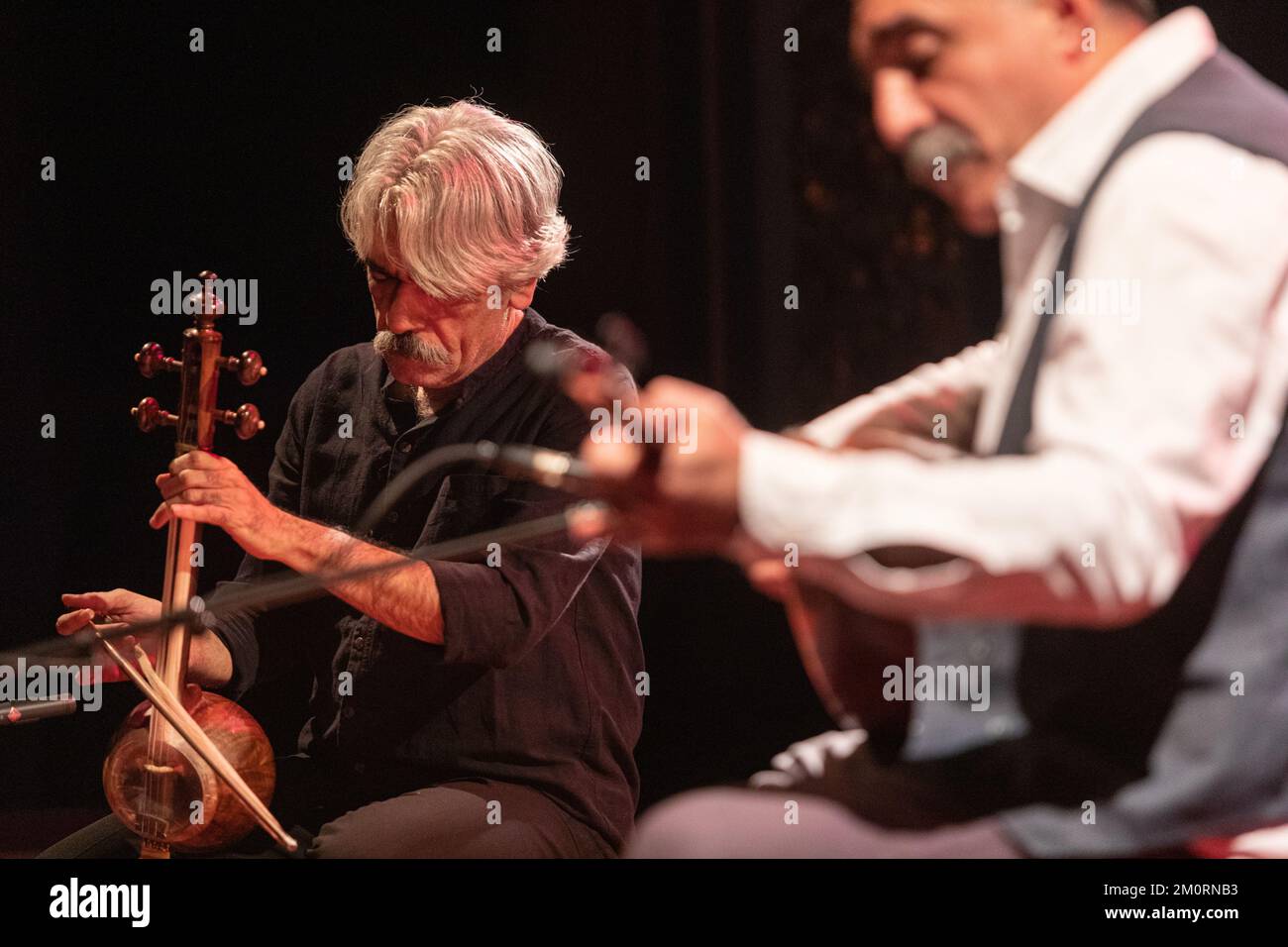 Kayhan Kalhor, joueur de kamancheh iranien-kurde, et Erdal Erzincan ...