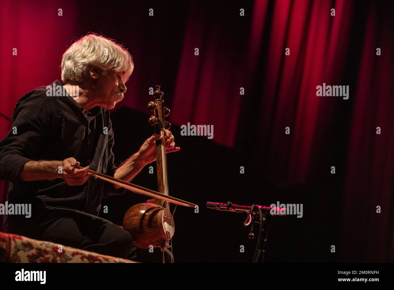 Kayhan Kalhor, joueur de kamancheh iranien-kurde, et Erdal Erzincan ...