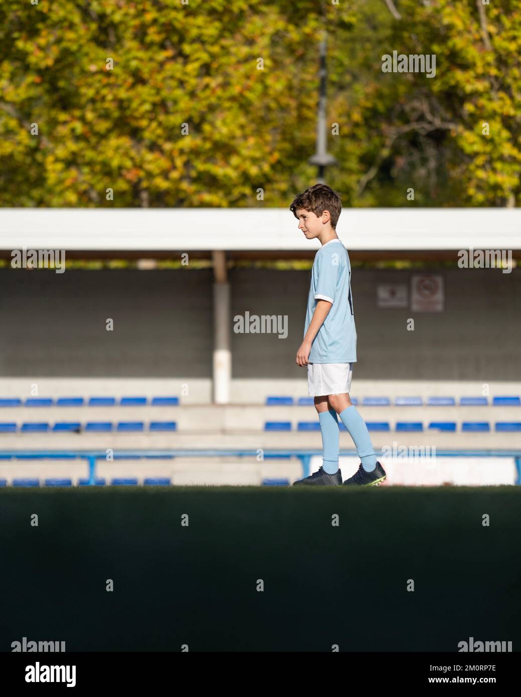 Portrait d'un enfant de race blanche entrant dans un stade de football ...