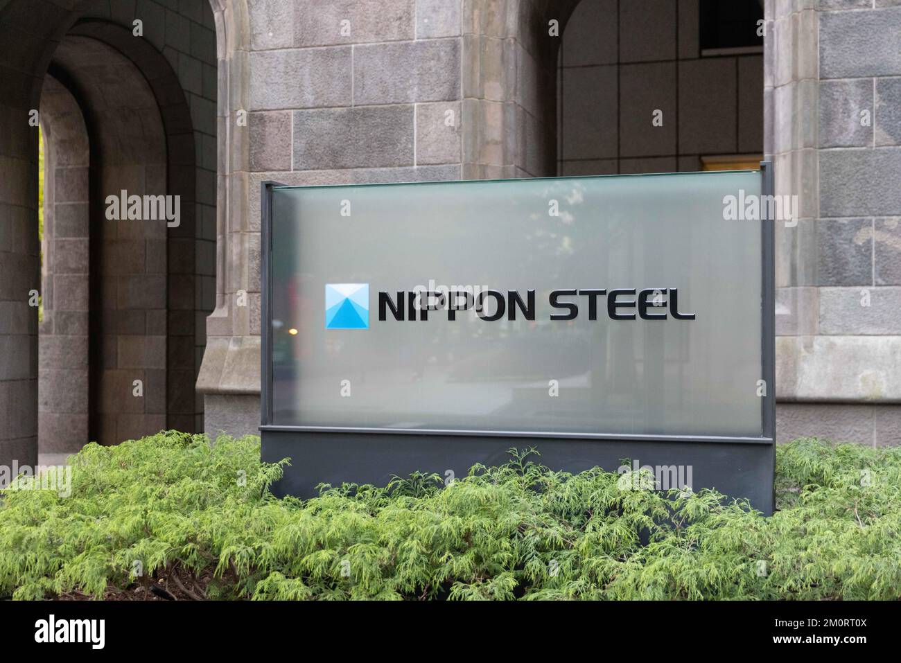 Logo de la société Nippon Steel à son siège social à Marunouchi, Tokyo ...