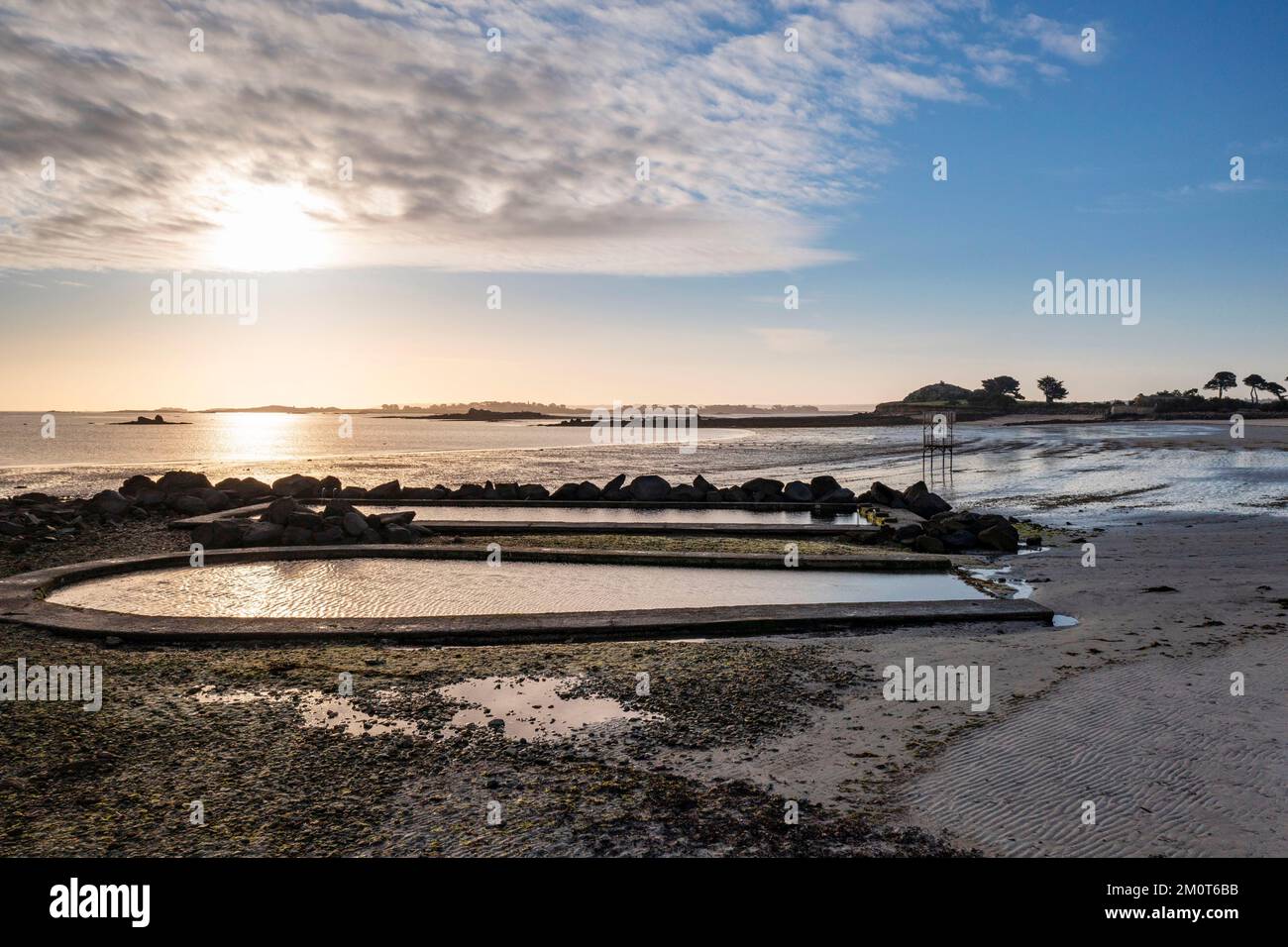 France, Finistère, Saint Pol et L?on, plage de Saint Anne et piscines d ...