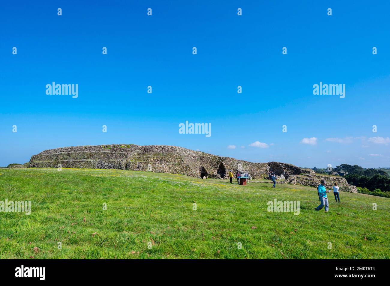 France, Finistère, Plouezoc'h, le cairn de Barnenez, le plus grand ...