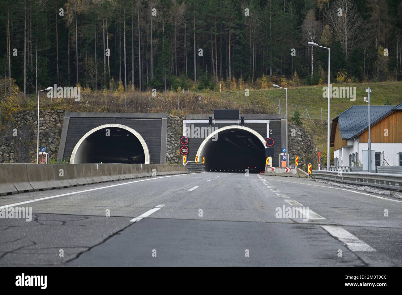 Basse-Autriche, Styrie, Autriche. Tunnel sur la Semmering Expressway S6. L'autoroute traverse 14 ...