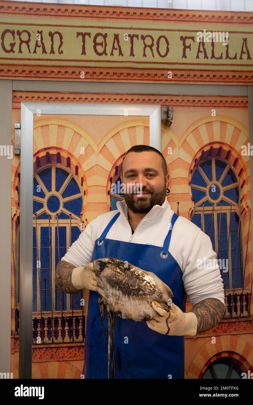 Espagne, Andalousie, Cadix, marché central, poissonnier dans un tablier ...