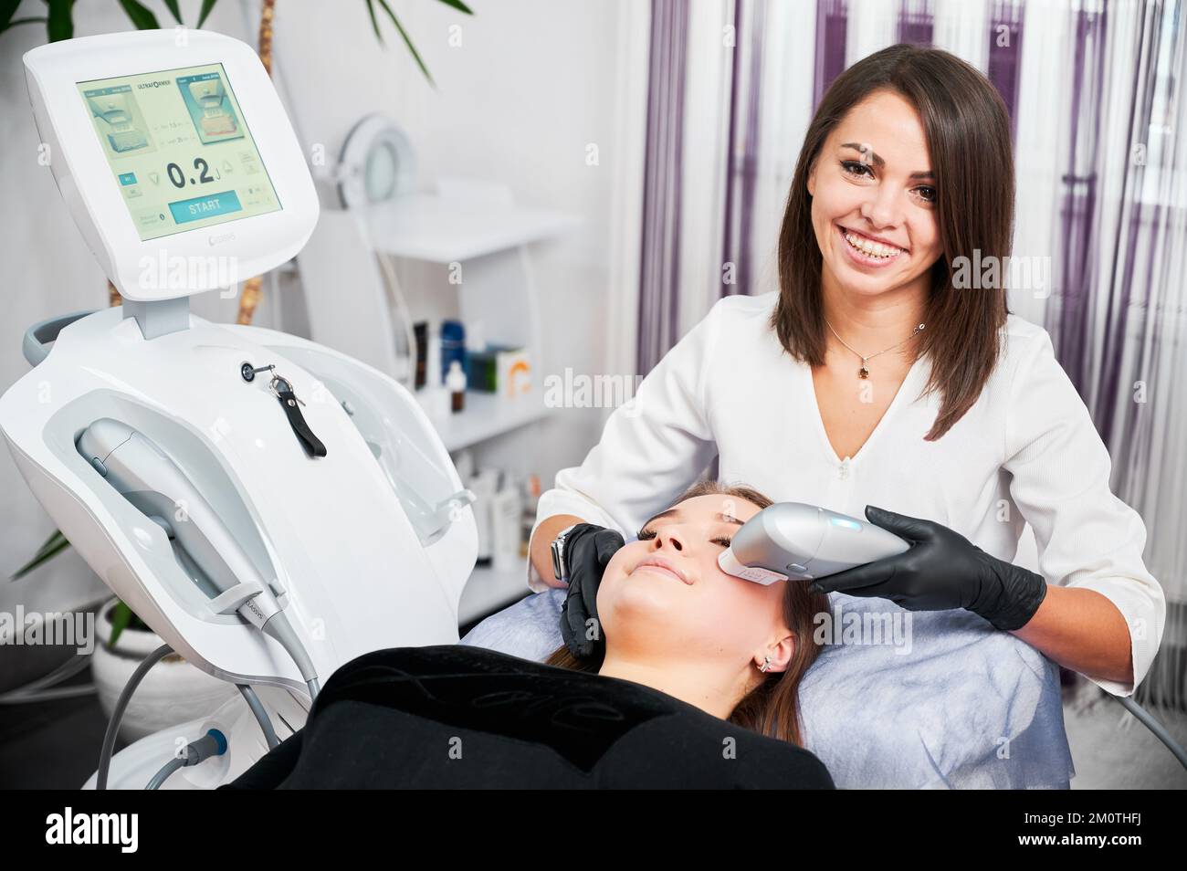Kiev, Ukraine - 26 décembre 2020: Femme cosmetologiste souriant en ...