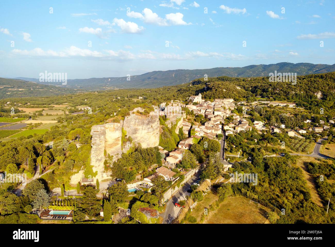 France, Vaucluse, Parc naturel régional du Luberon, Saignon, village ...