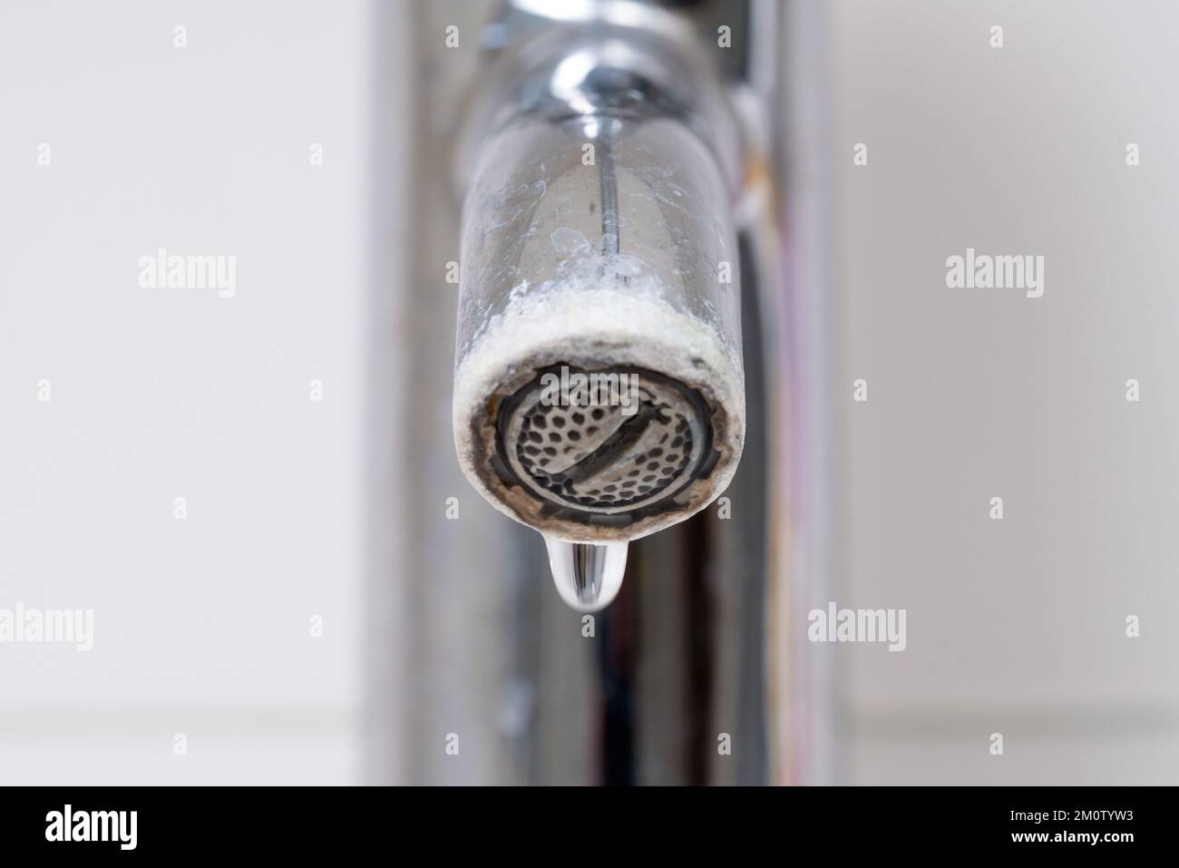 Une goutte d'eau fuit d'un robinet cassé. Fuite d'eau dans la salle de ...