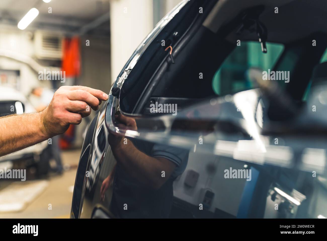 Processus de dépose des vitres du véhicule chez le mécanicien. Main d ...