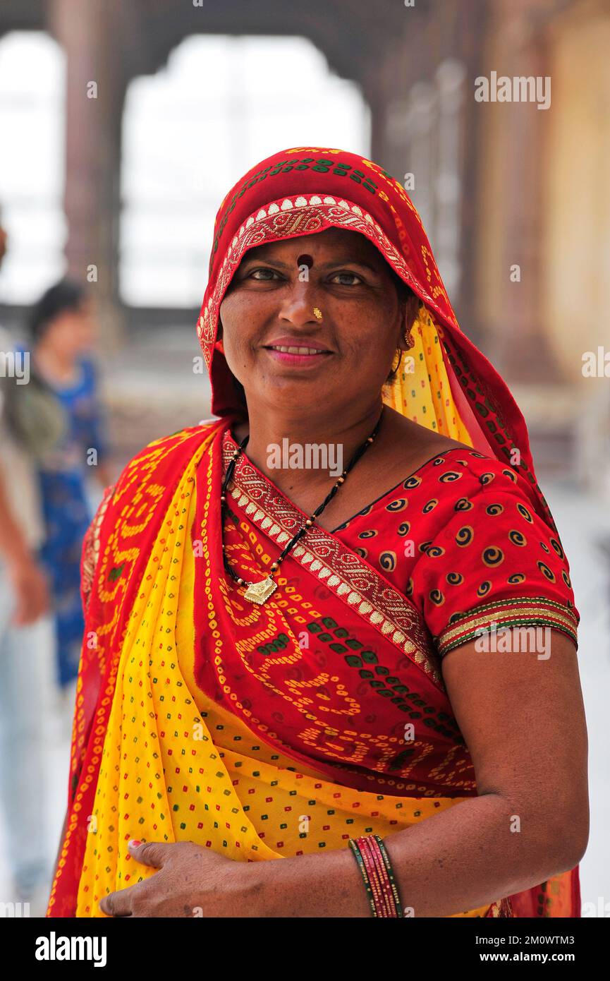 Indian women wearing colourful traditional sari Banque de photographies ...