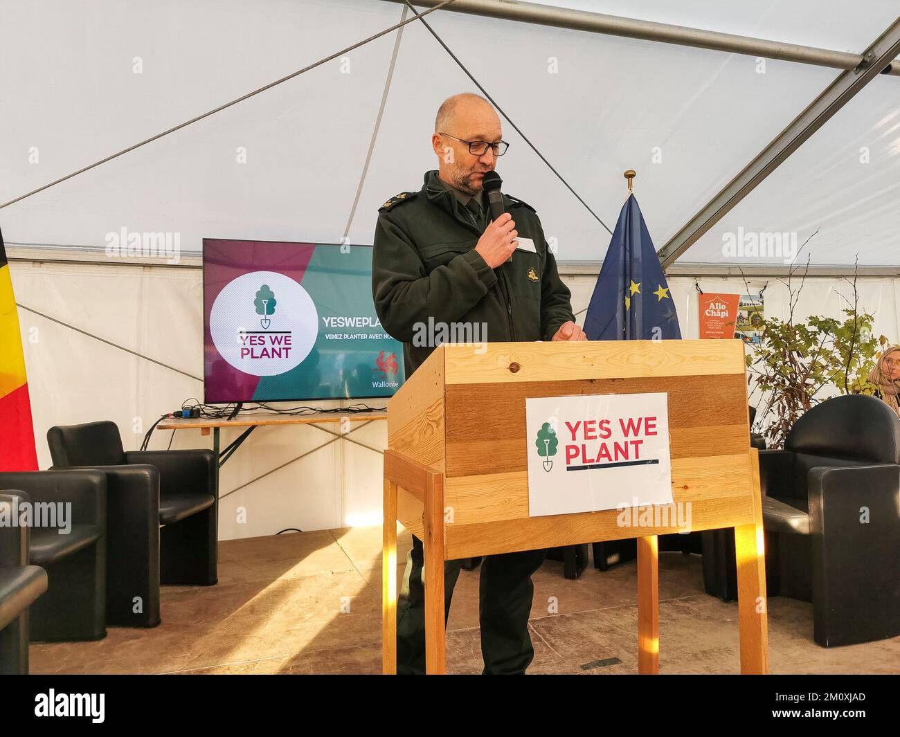 L'illustration montre un événement « Yes We Plant » pour préserver la ...