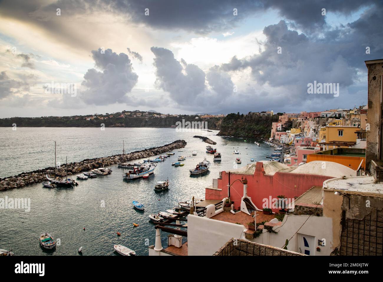 belle île italienne de procida célèbre pour sa marina colorée, ses ...