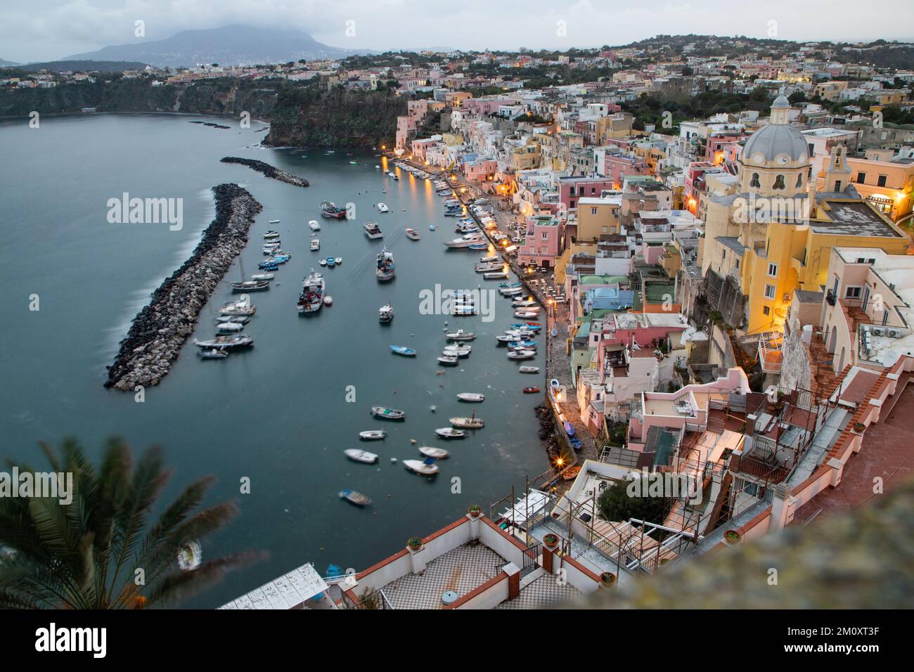 belle île italienne de procida célèbre pour sa marina colorée, ses ...