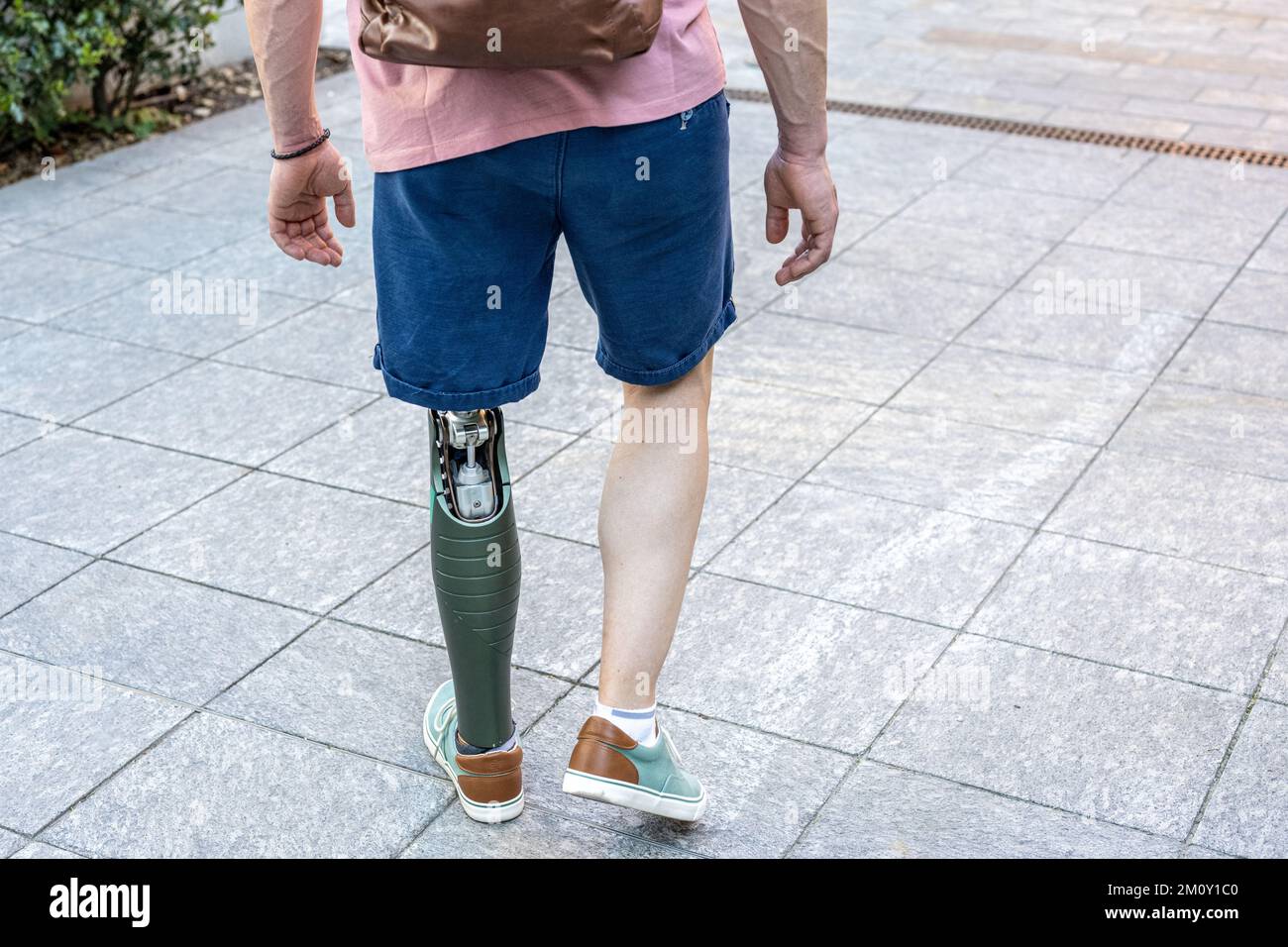 détails de la marche d'un jeune homme avec une prothèse mécanique à la ...