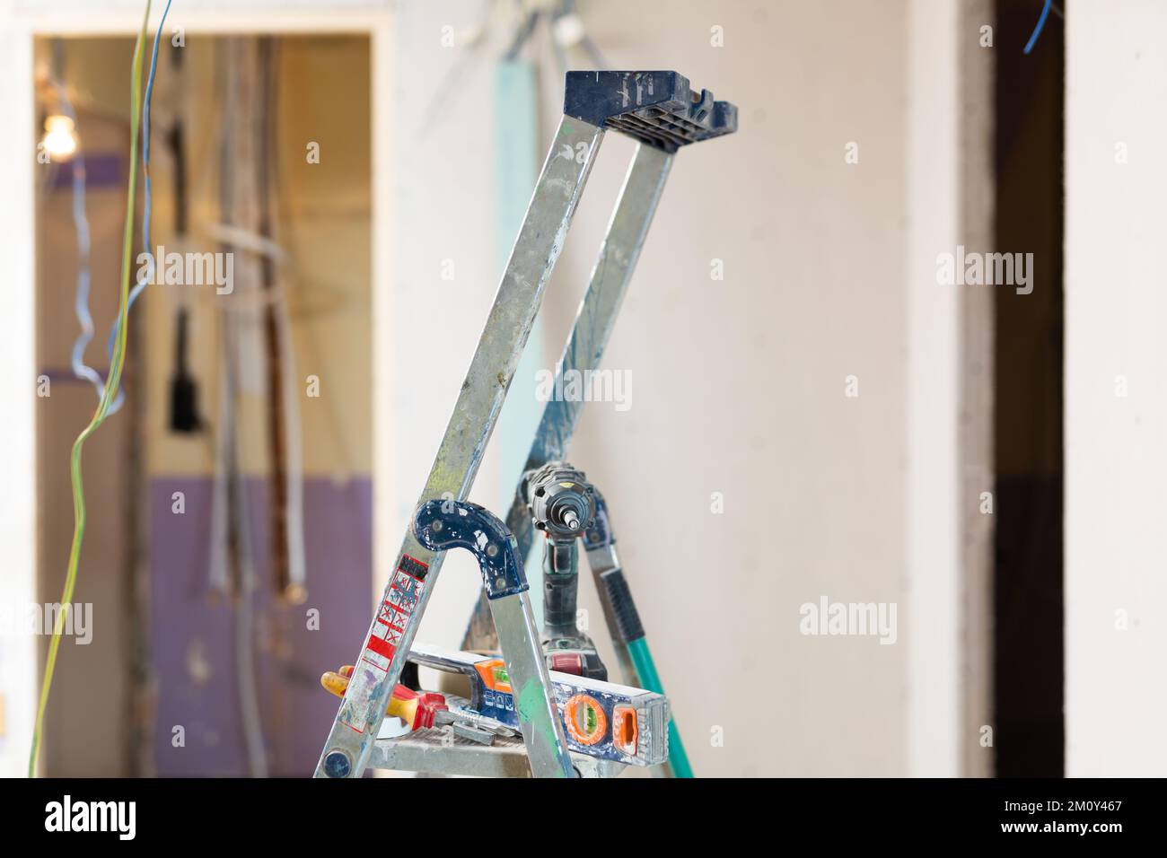 Intérieur de la pièce en cours de réparation avec escabeau et fils ...