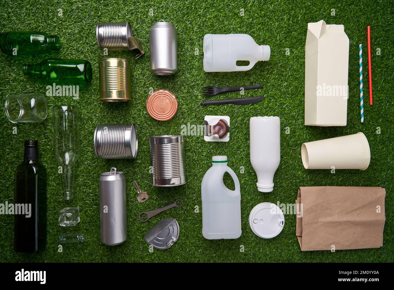 Une sélection de déchets à recycler. Séparation du verre, du métal, du ...