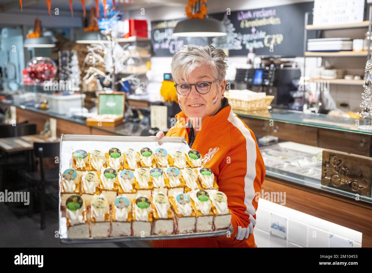 JOURE - Une boulangerie locale prépare diverses pâtisseries à l'orange ...