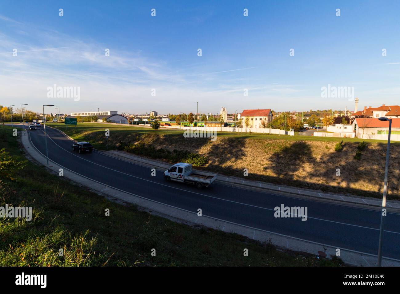 Carrefour avec différents niveaux, chemin de fer et route, Koszegi ut ...