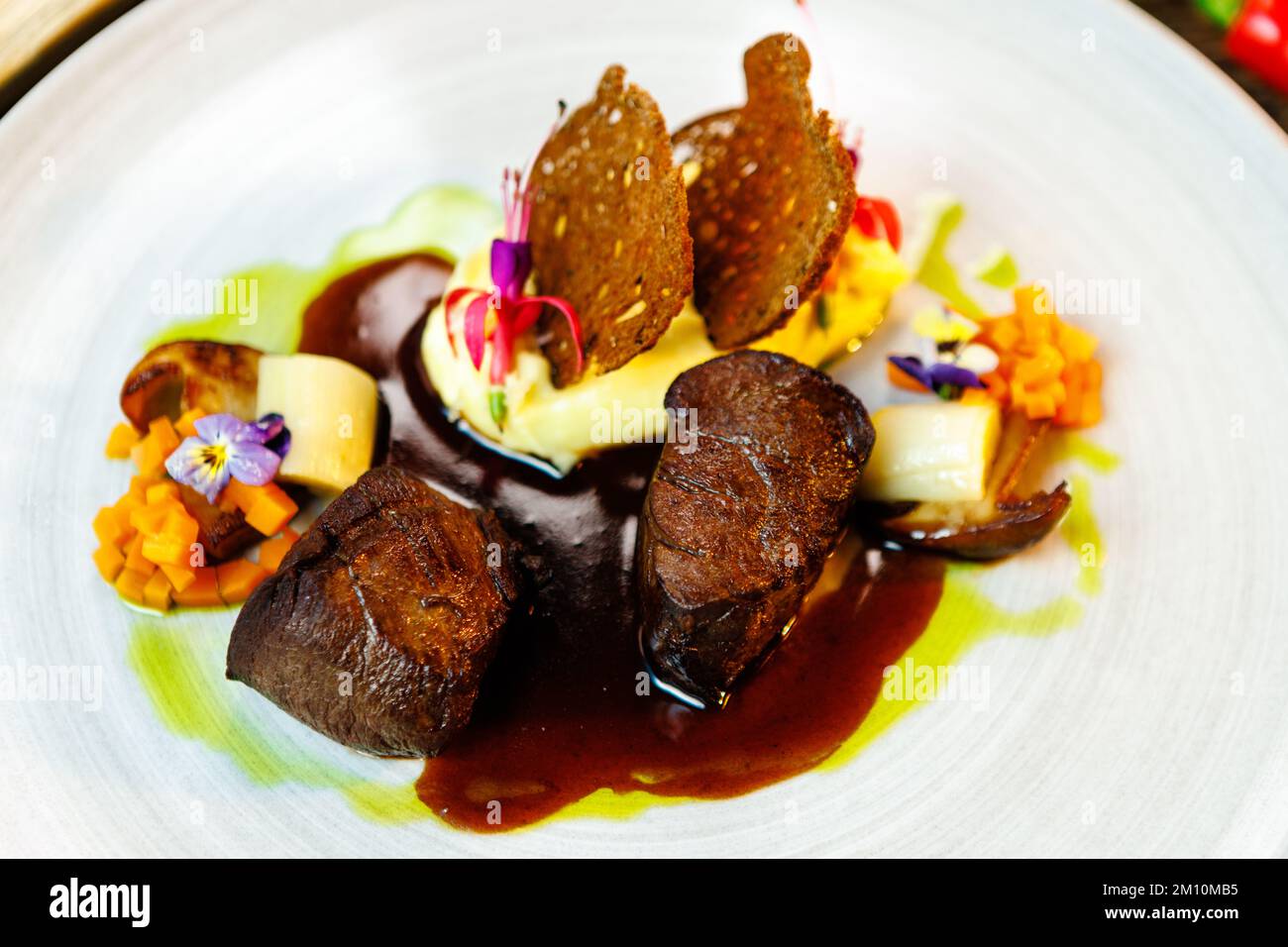 Filet de cerf. Purée de truffe-pomme de terre, champignons porcini ...