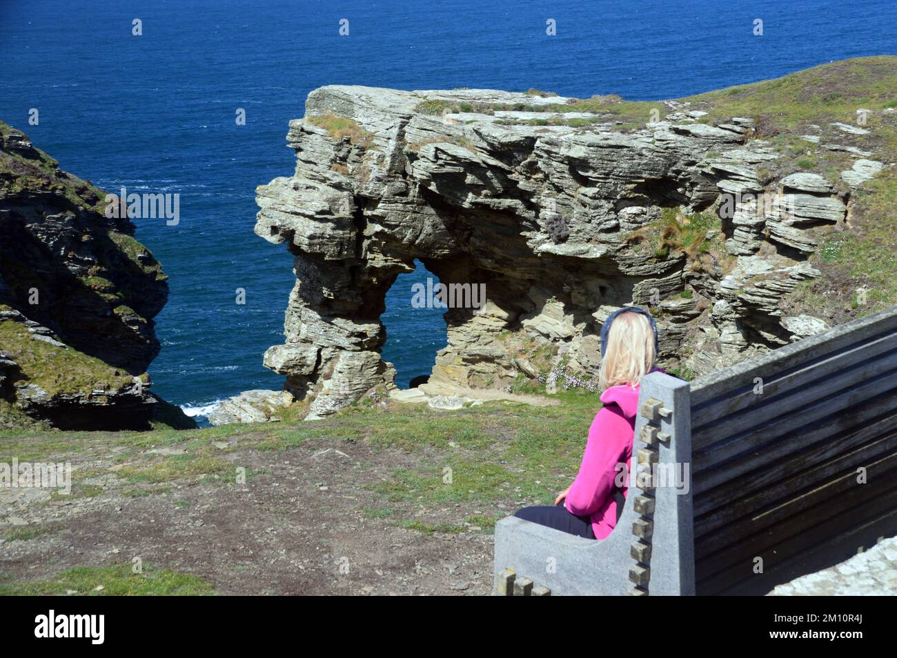 Femme assise à l'établi près de la Natural Rock Arch (Ladies) 'Hole ...