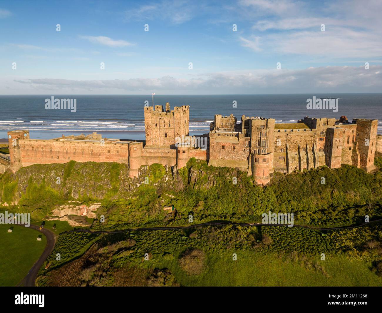 Le château de Bamburgh, l'ancienne capitale du Royaume de Northumbrie ...