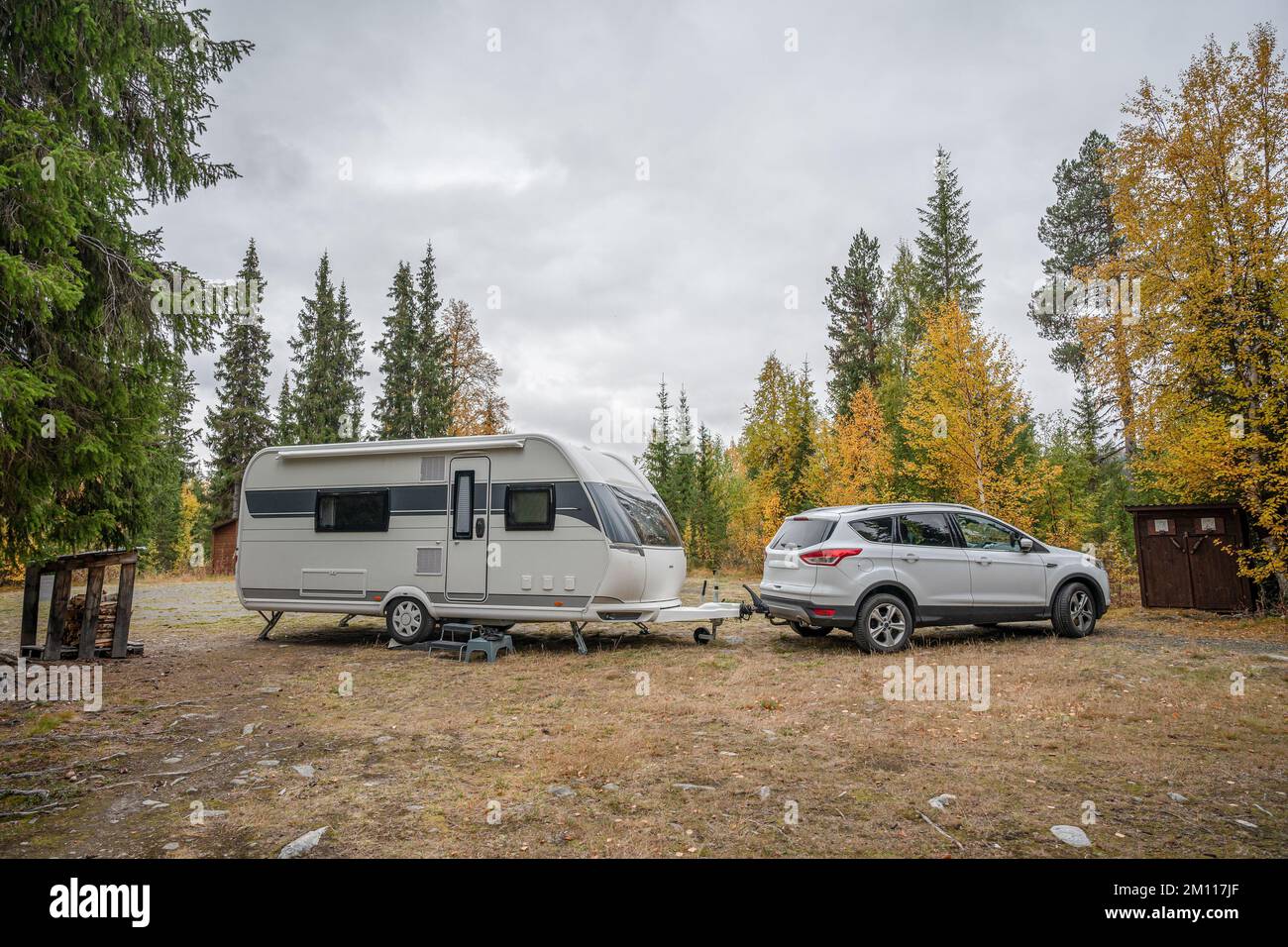 camping caravane près de la rivière qui coule au lac Gautstraesk et surrouting paysage d'automne ...