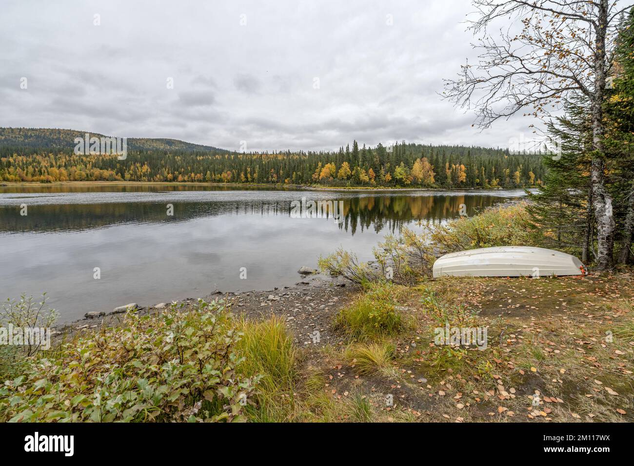 camping caravane près de la rivière qui coule au lac Gautstraesk et surrouting paysage d'automne ...