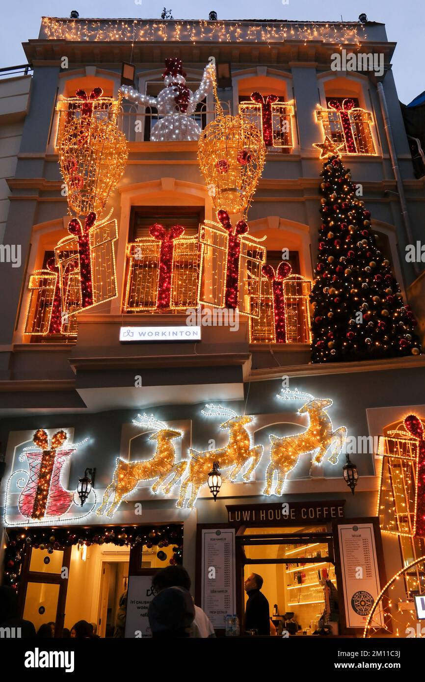 Istanbul, Turquie - 3 décembre 2022: Le café de la Maison Luwi à Kadikoy, Istanbul ont été ...