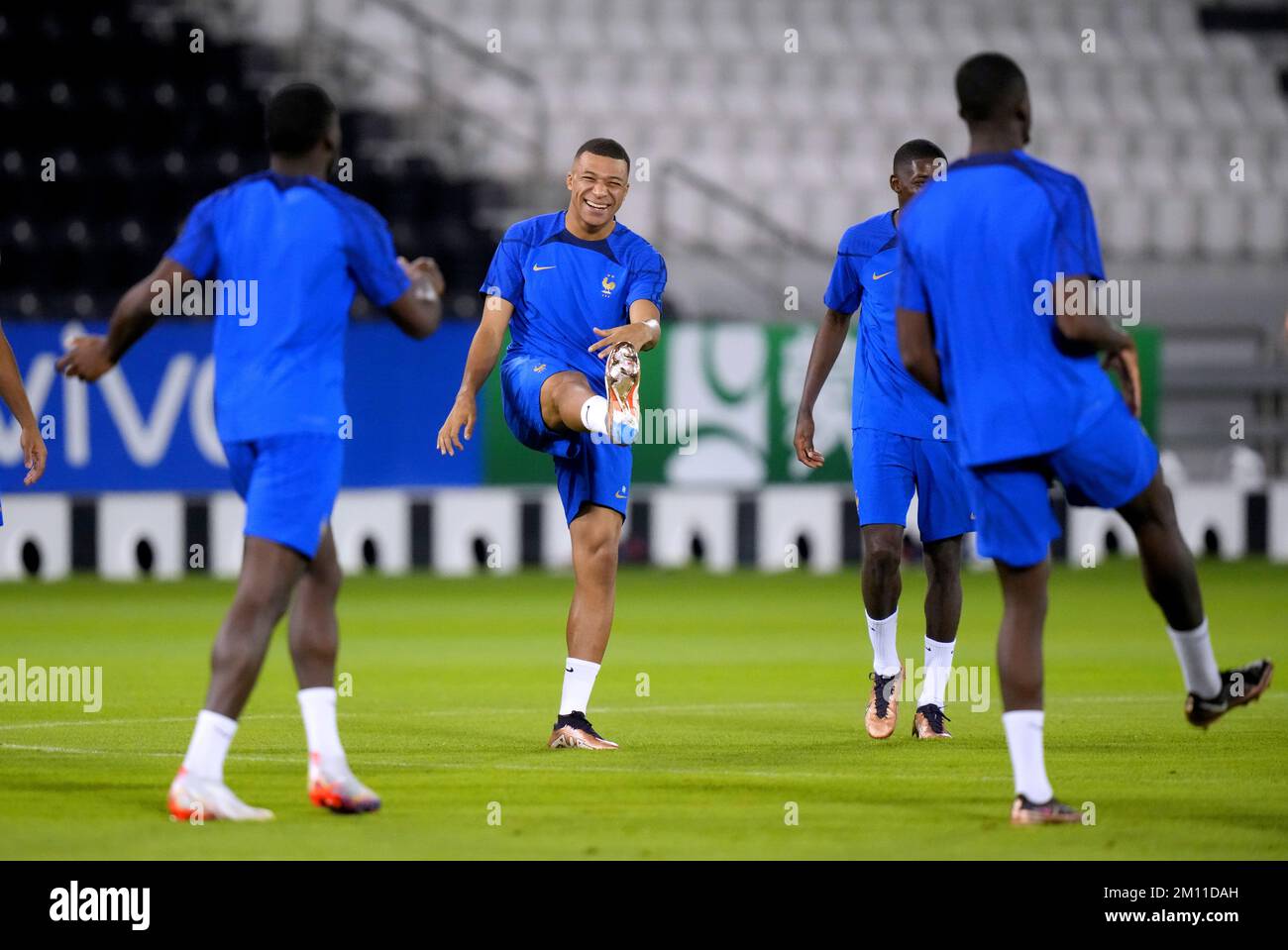 Kylian Mbappe (centre) pendant une session de formation au club sportif ...