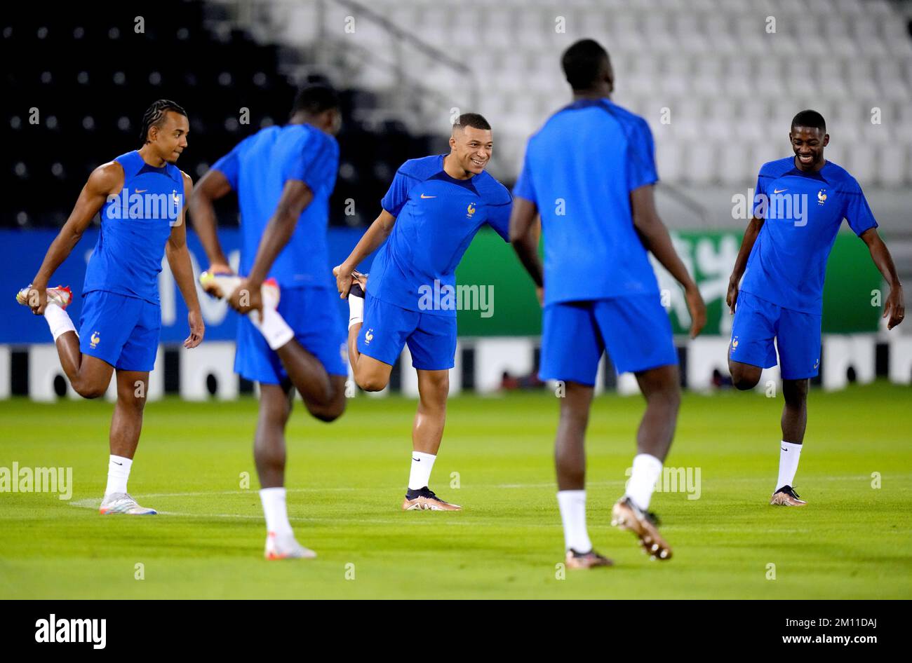 Kylian Mbappe (centre) pendant une session de formation au club sportif ...