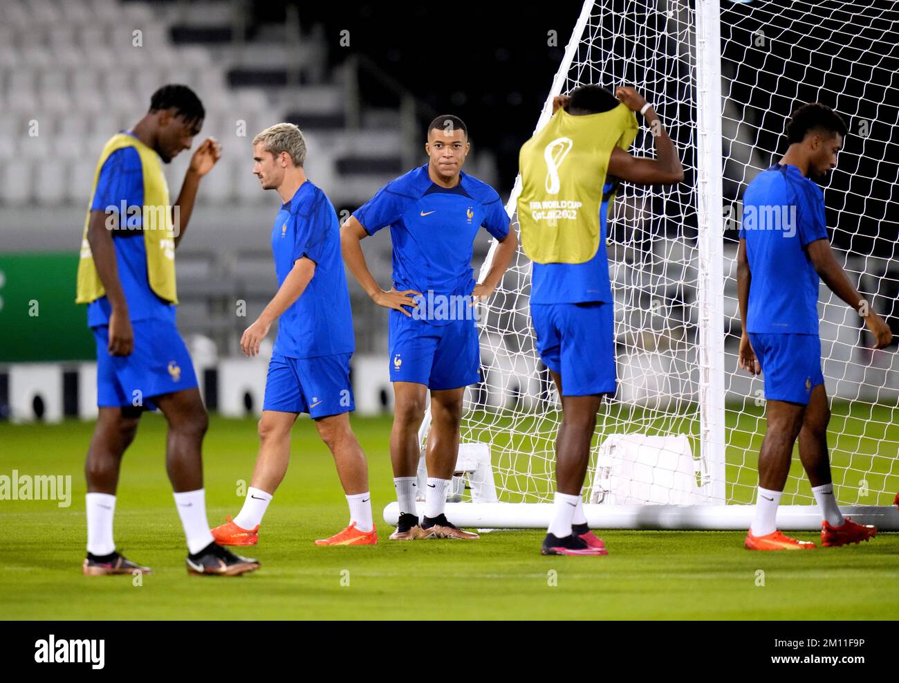 Kylian Mbappe (centre) pendant une session de formation au club sportif ...