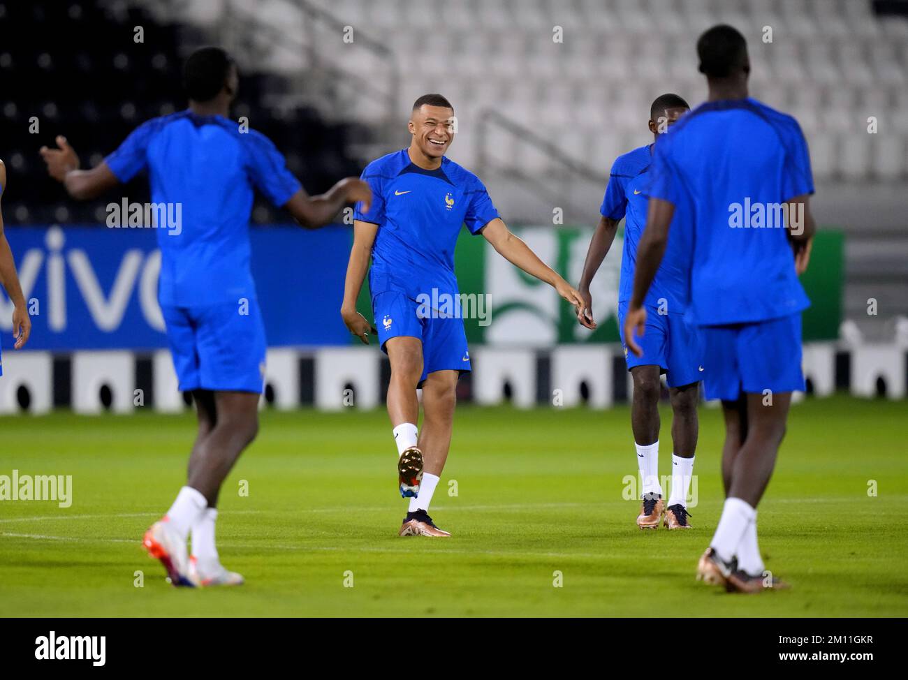 Kylian Mbappe (centre) pendant une session de formation au club sportif ...