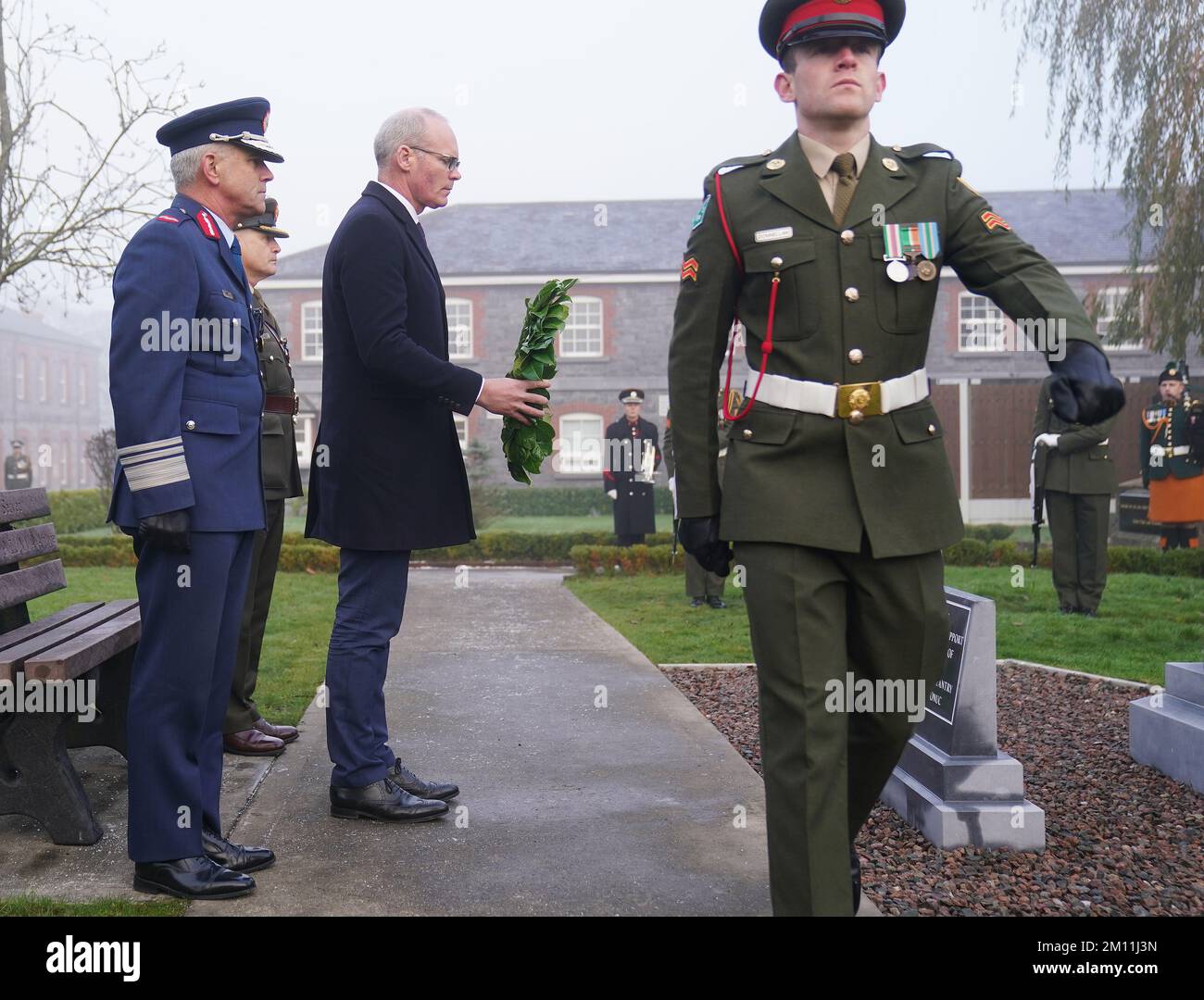 Le ministre de la Défense, Simon Coveney (au centre), accompagné du ...