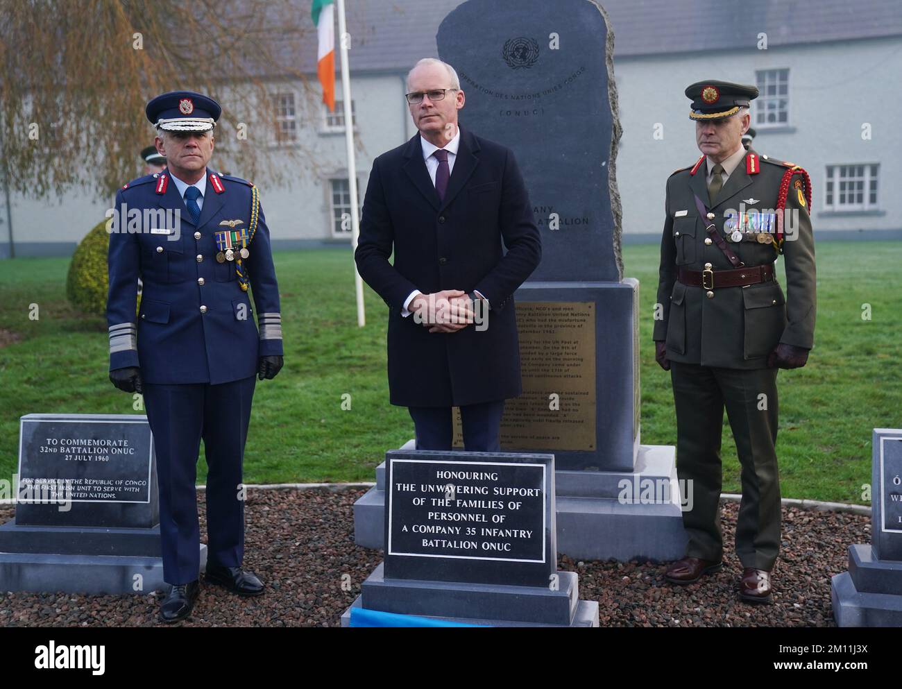 Le ministre de la Défense, Simon Coveney (au centre), accompagné du ...