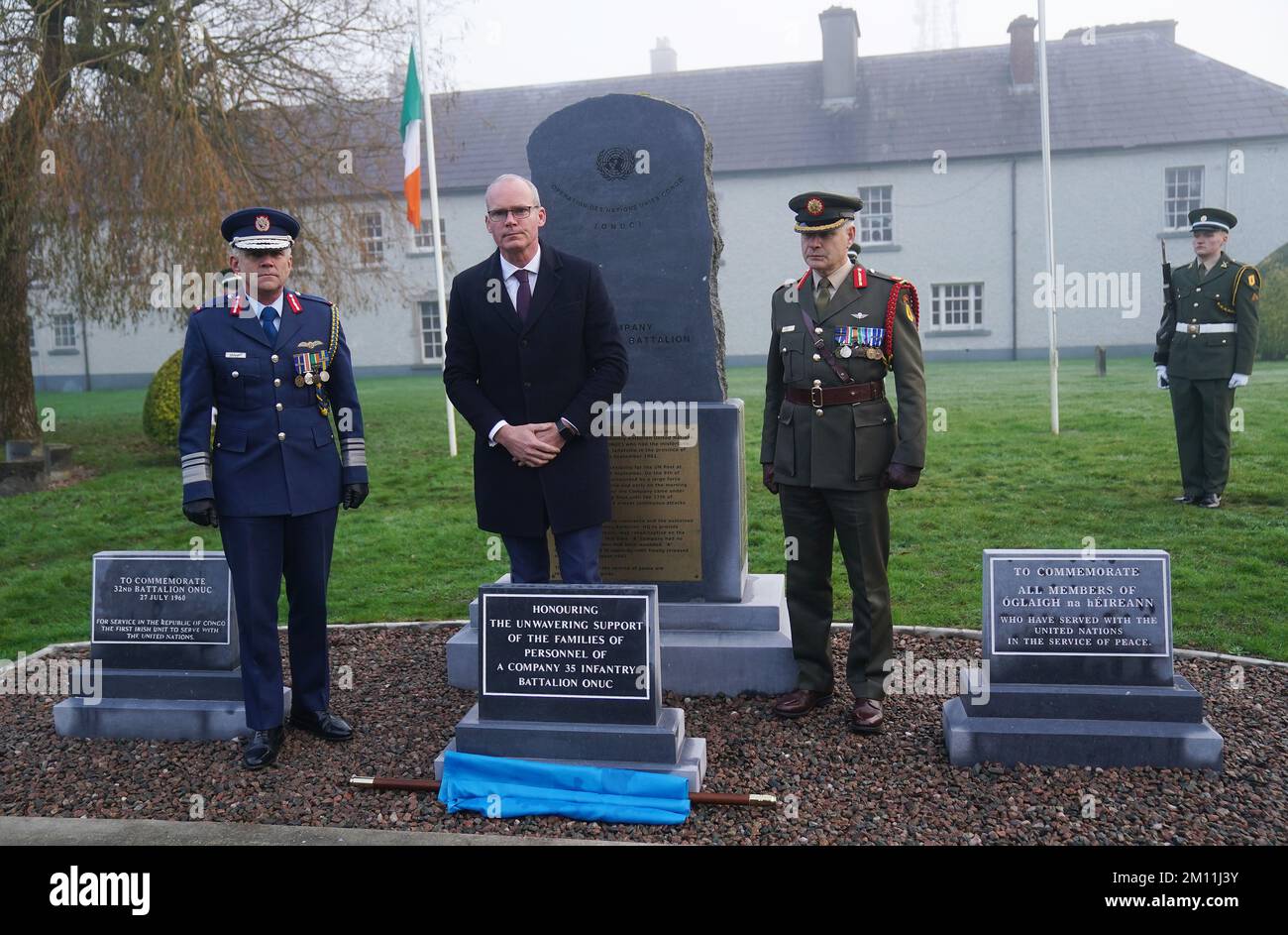 Le ministre de la Défense, Simon Coveney (au centre), accompagné du ...