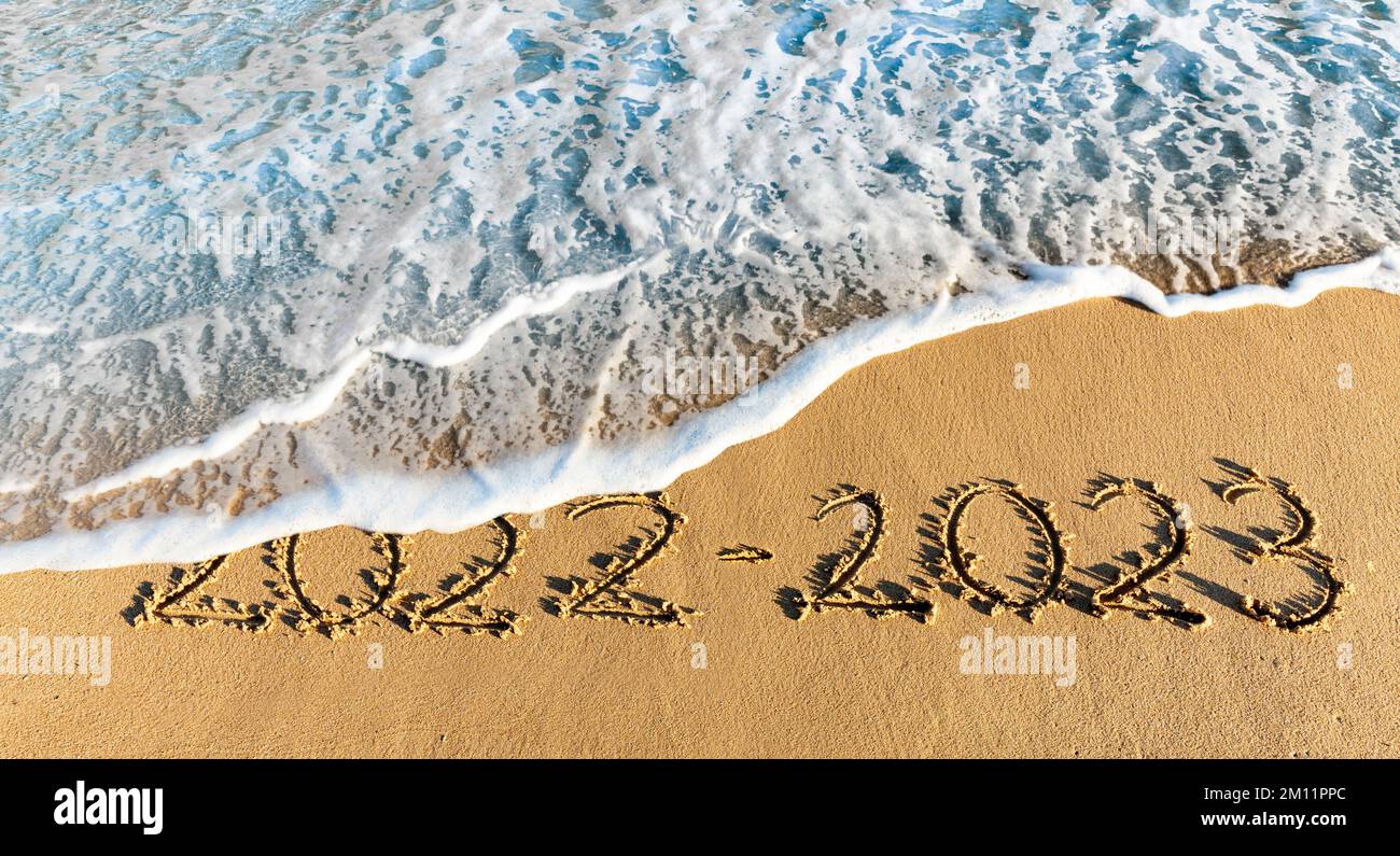 Chiffres annuels 2022 et 2023 écrits dans le sable Banque de photographies et d’images à haute ...