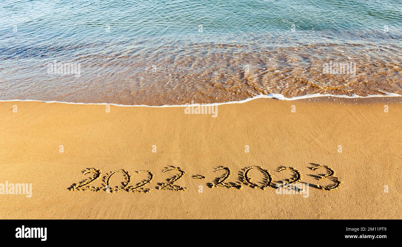 Chiffres annuels 2022 et 2023 écrits dans le sable Banque de photographies et d’images à haute ...